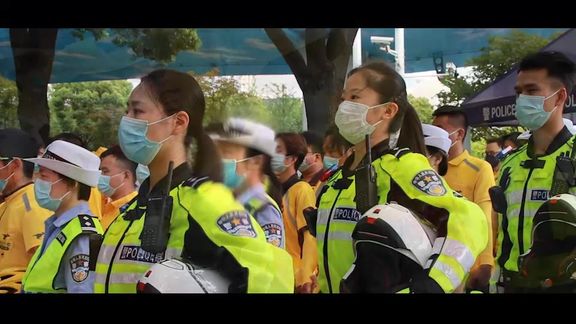 沌口交警送出40顶安全头盔,“一盔一带”倡导道路交通安全