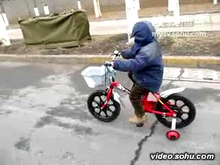 学会骑自行车了。