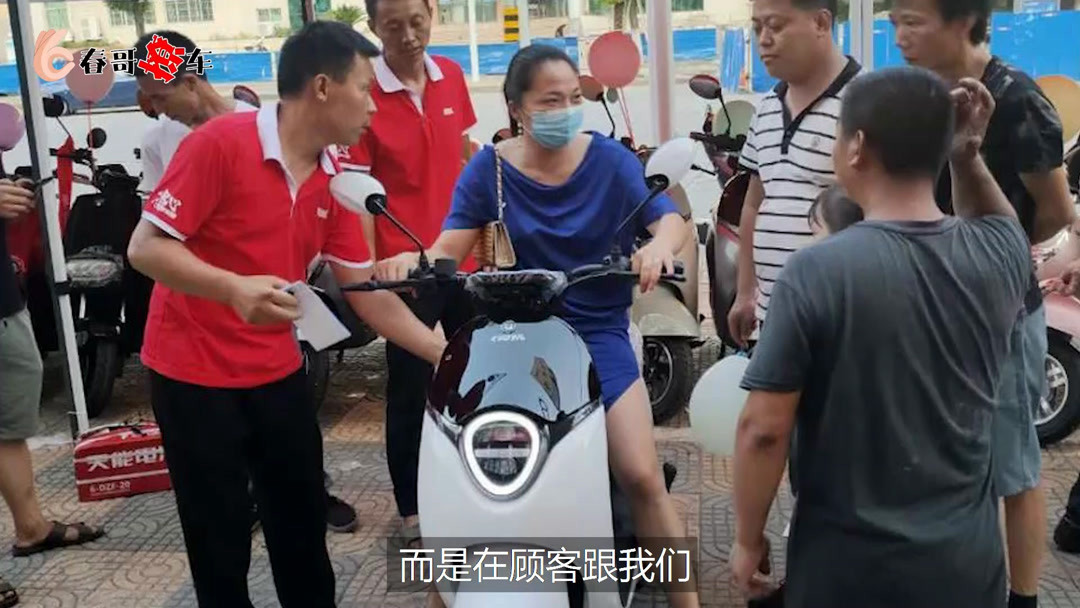 买电动车拼死杀价的,你把这段视频发给他!春哥撩车299期