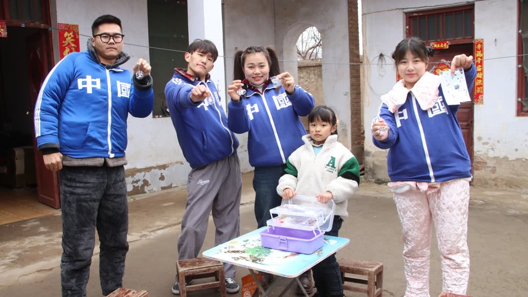 田田和小伙伴一起玩咕卡,自己动手做出想要的咕卡片,真有趣