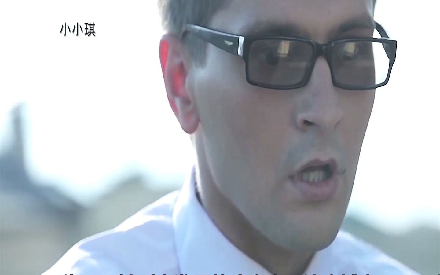 小伙发现鼠标可以离开屏幕控制现实中的人和物