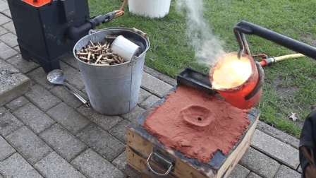 高温熔融铜倒入模具,冷切后是件金属艺术品,这铸造有点意思