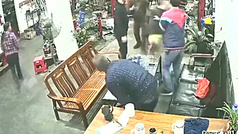 男子狂犬病发作,逮谁咬谁,监控拍下整个过程!