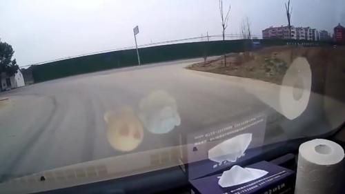 行车记录仪:刹车声听着就让人不寒而栗,再也不敢这么去开车了