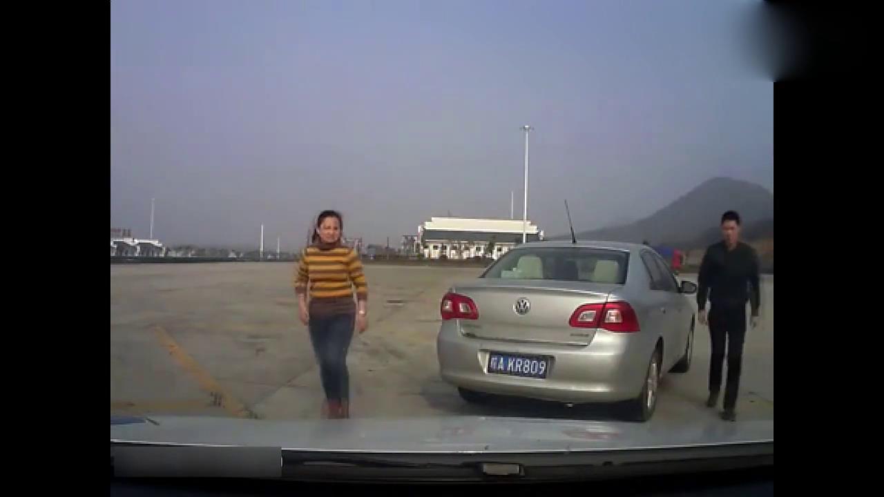 嚣张女司机撞车后,下车不道歉,先来了一句报警吧