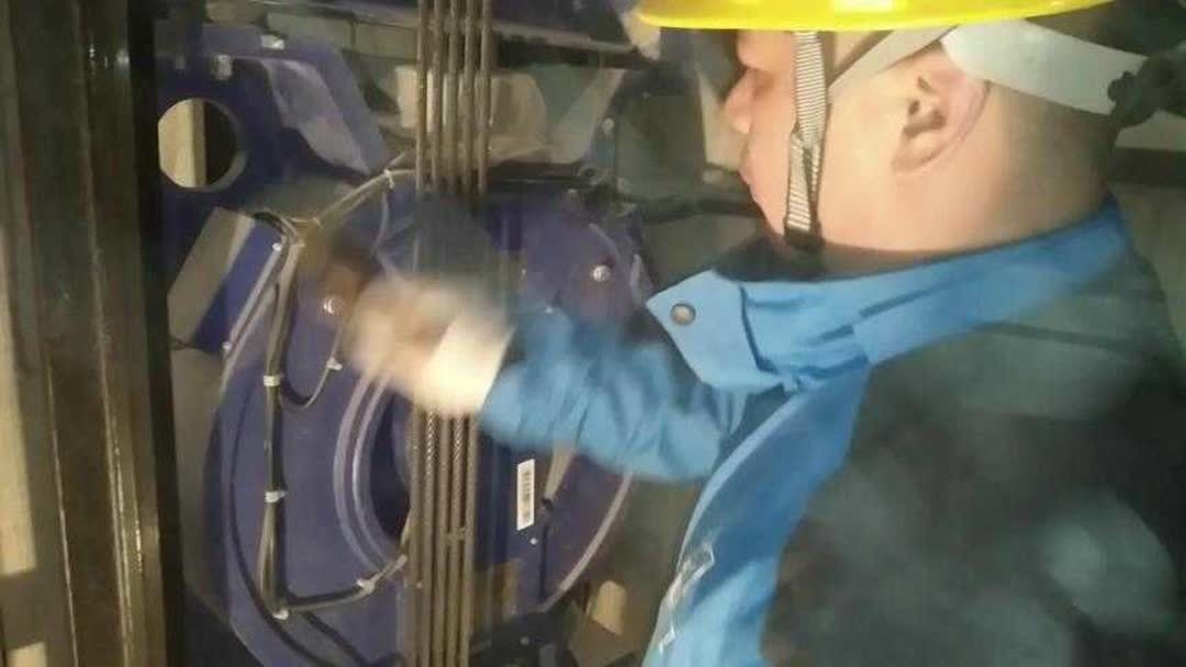 电梯半月保养,忙碌的电梯人。