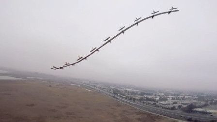 把9个飞机模型机翼连在一起,看起来好像一条蜈蚣在天上飞