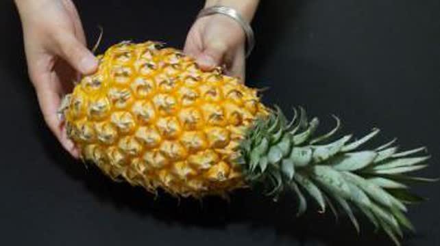 菠萝的简单切法,一点都不浪费果肉,招待客人有面子