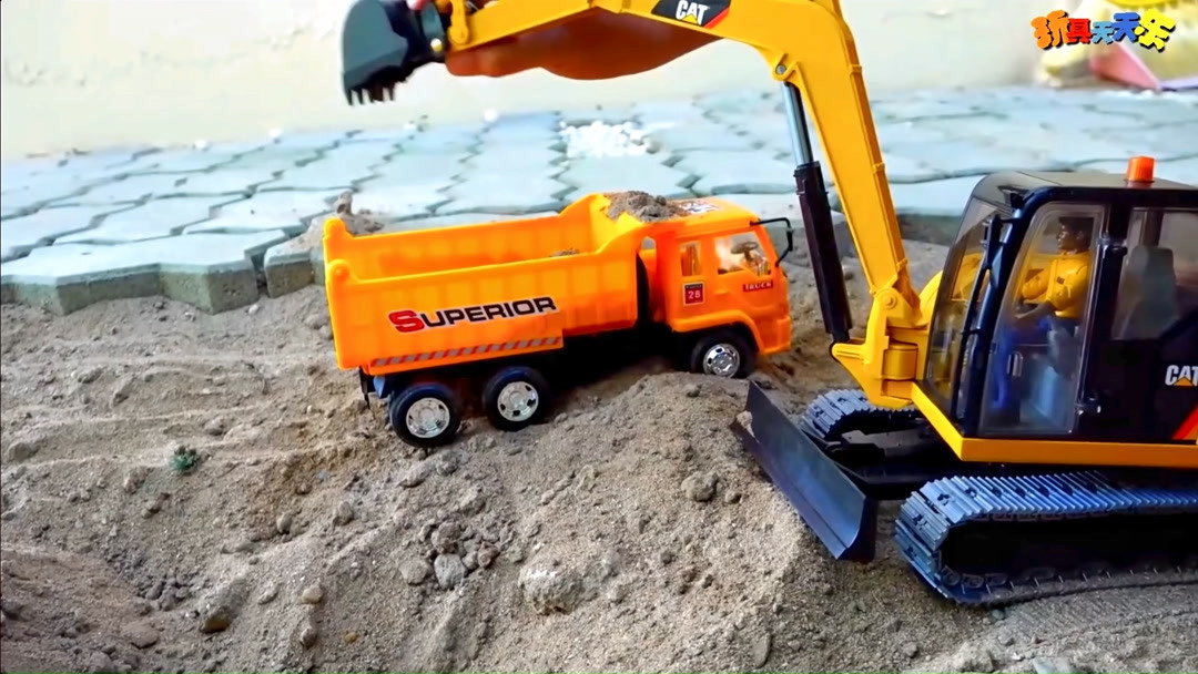 儿童工程车动画:挖掘机被工程车们撞入沙坑,起重机救援行动开始