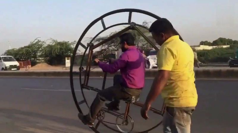 国外牛人制作的单轮自行车,骑上公路的时候看得我想笑!