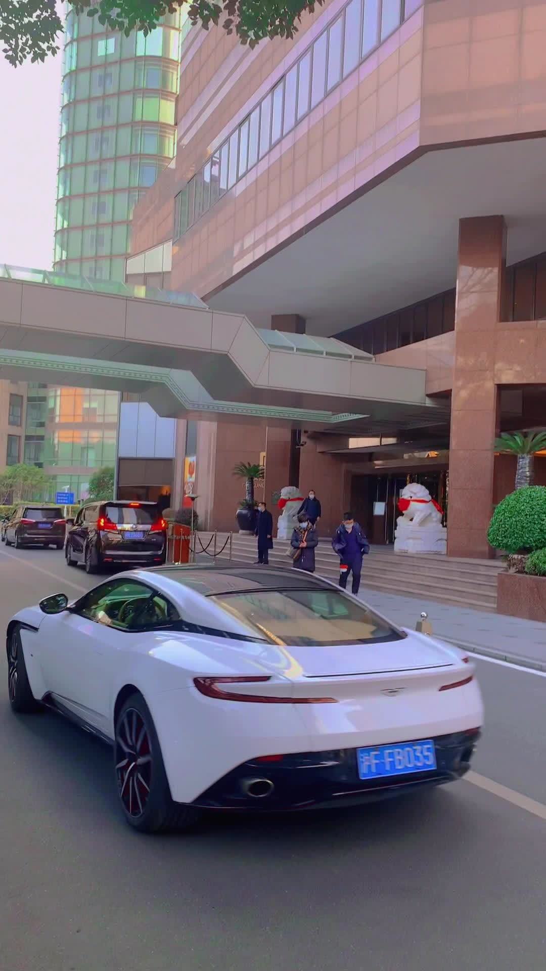 携程旅行的广告语特别好:让旅行更幸福!人生哪来那么多次说走就走,但.