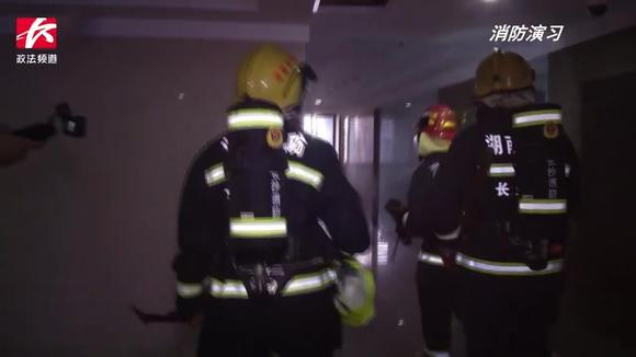 高楼办公室起火,微型消防站3分钟到场紧急疏散人员