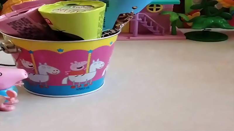 玩具动画:佩奇买了几个冰淇淋,好像还不够吃噢!