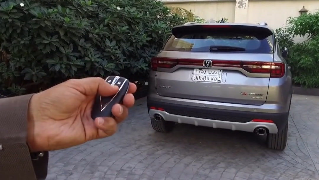 2020款长安CS35 Plus展示,按下钥匙打开后备箱,惊艳一幕上演了