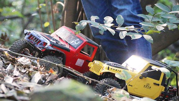 RC攀爬越野模型车排着队上山,帅