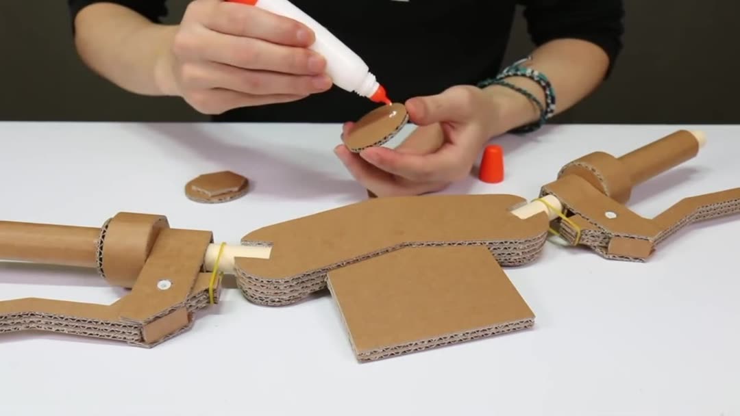 牛人教你怎样用废弃纸板制作手机赛车游戏模拟器