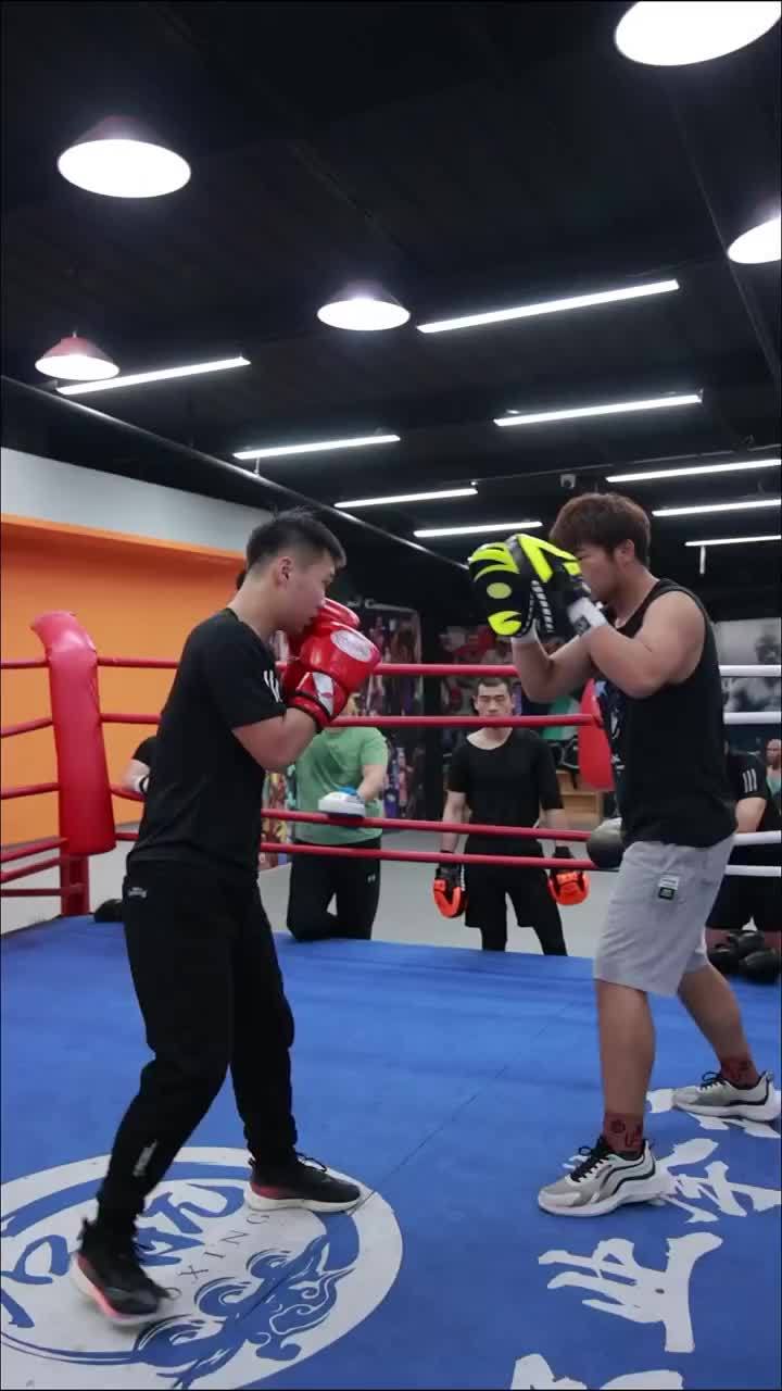 拳击实战技巧提升基础动作训练及战术指导方法