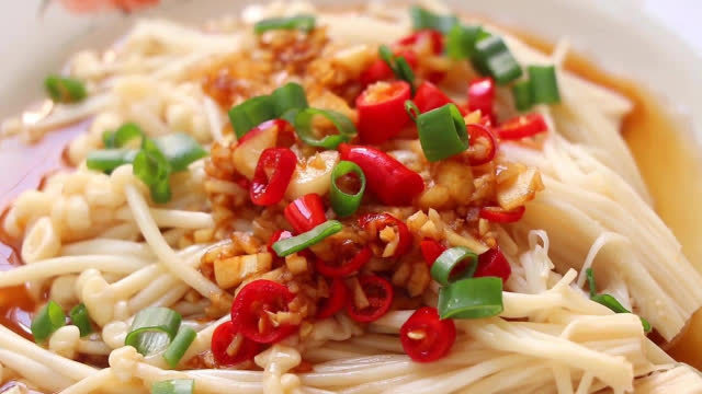 天气越来越热,做一道凉拌金针菇,做法简单又好吃