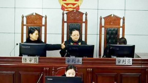 狂赞!安徽一女审判长当庭直击灵魂教育毒贩,陪审员竖起大拇指