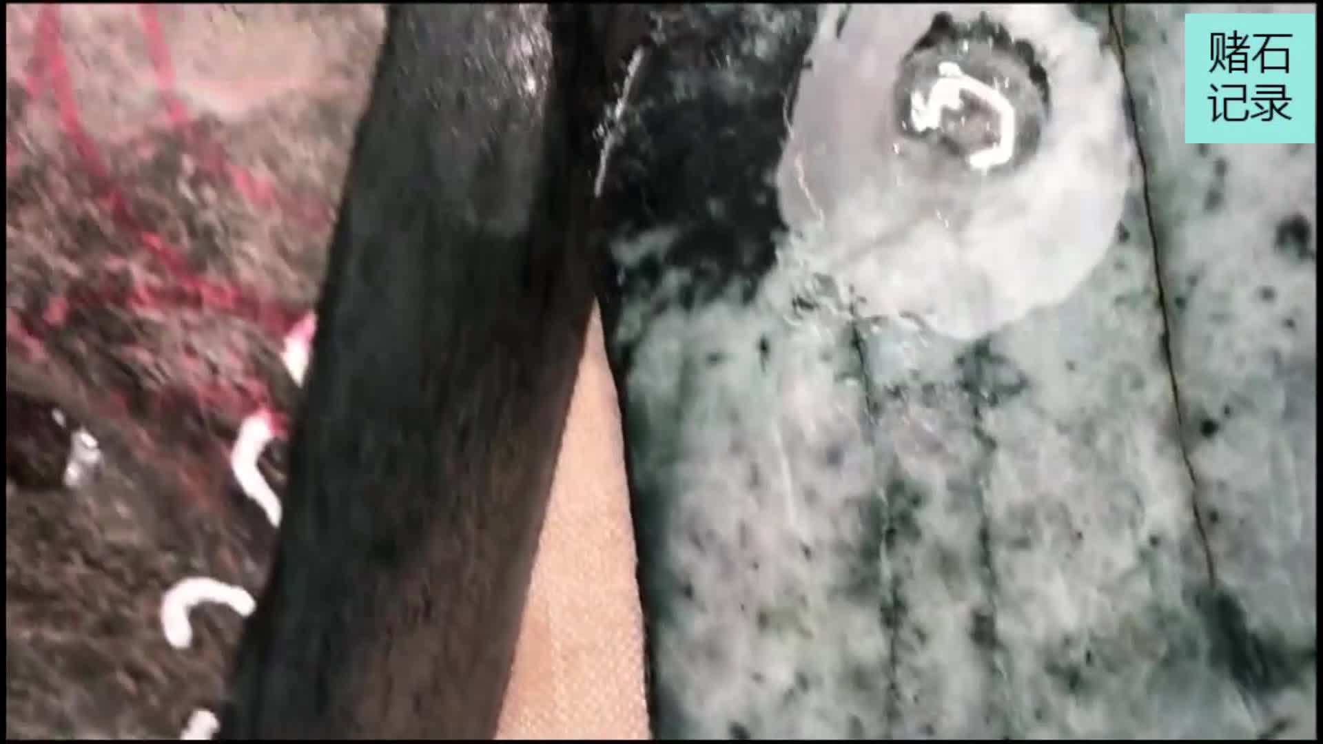 重头戏,12万收的翡翠原石,现场开切,见证一刀穷一刀富!