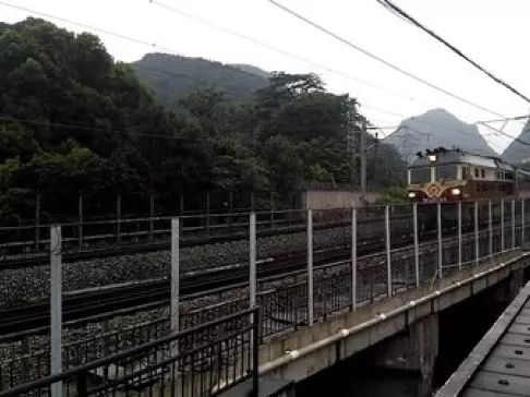 【20150816】DF4D 0148牵引K635次列车缓慢通过桂林丽君路铁路桥