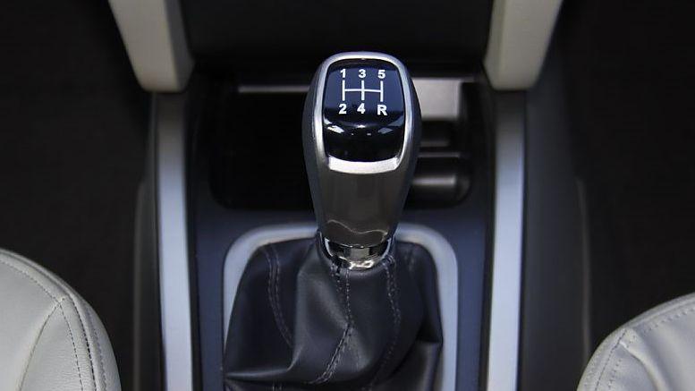 开手动挡停车后,需要挂挡别住吗?老司机是这样做的