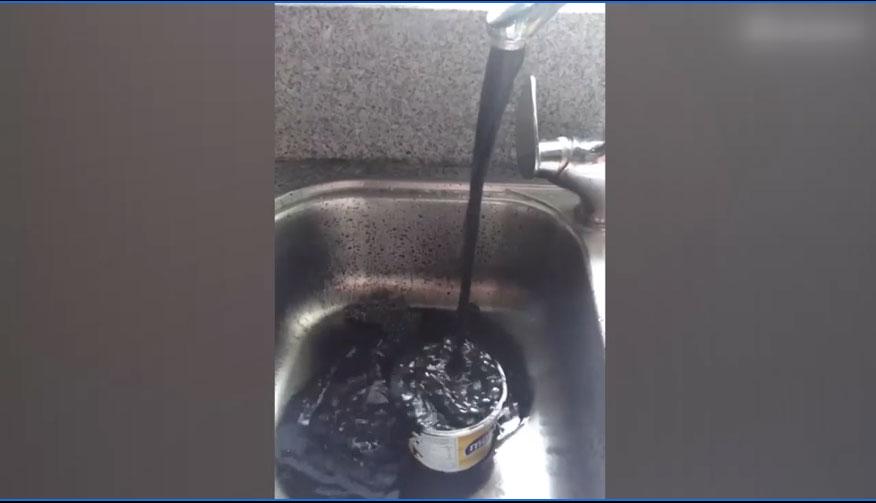 委内瑞拉停电一周后 民众发现自来水龙头流出了“石油”