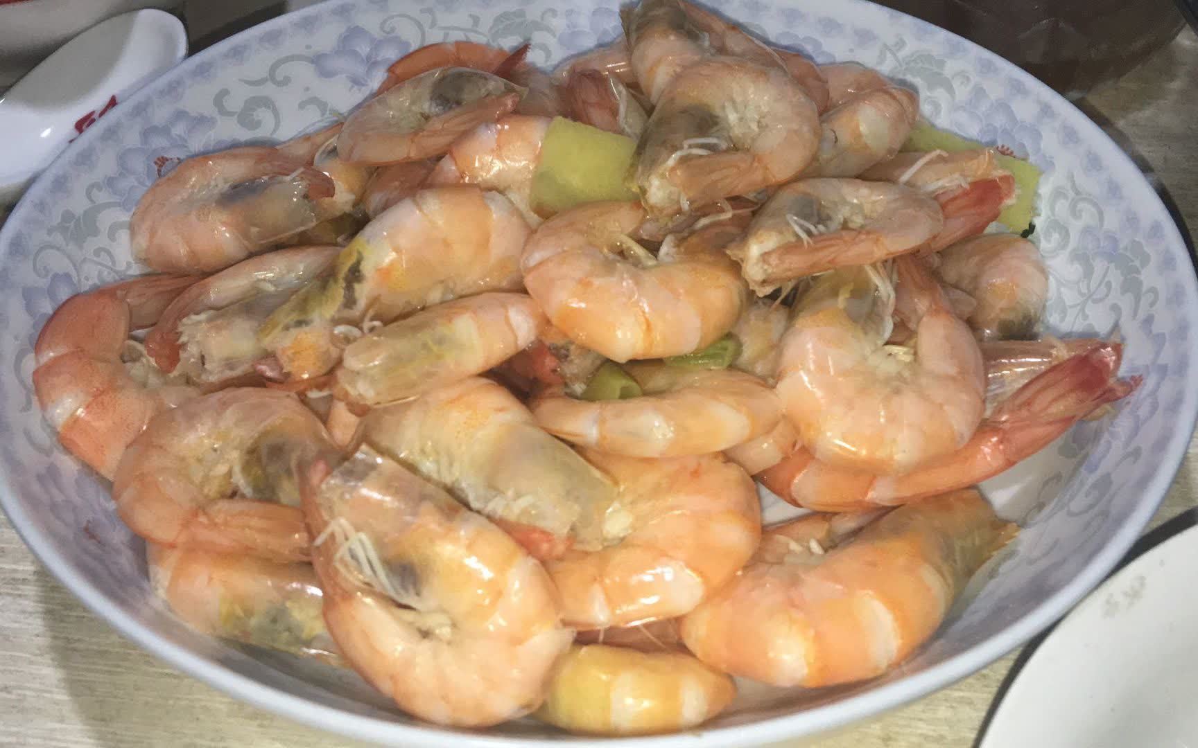 水煮虾的家常做法,简单好吃,肉质鲜美无腥味,一上桌就被扫光