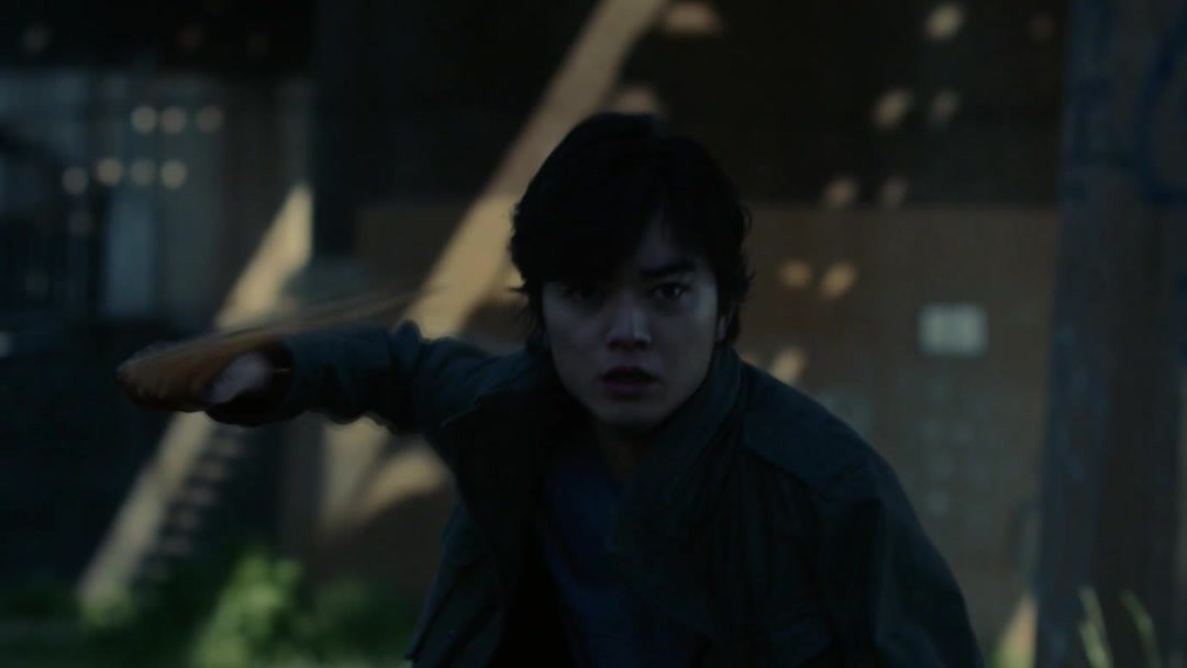 染谷将太为了帮母亲摆脱寄生兽的控制 终于决定杀了母亲的宿主