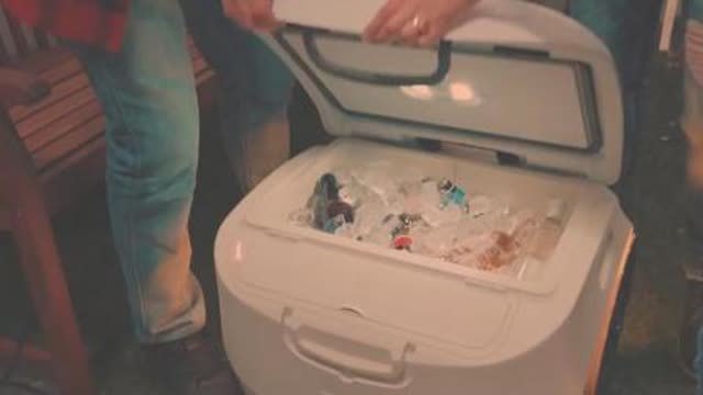 国外大叔造迷你冰箱,获大众喜爱,一上市就卖断货,产品供不应求