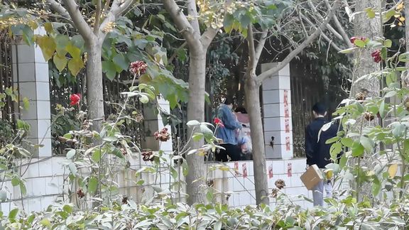 河南一高校封闭管理学生用电焊拆围栏跳墙进出,保安:有人摔骨折但也...