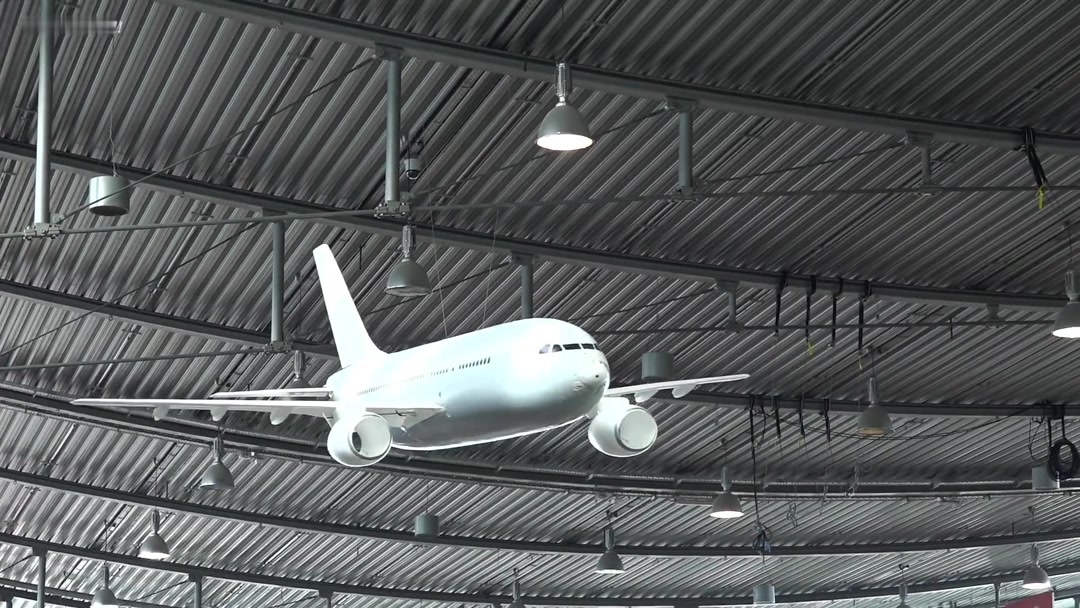 进行室内飞行表演的小型民航客机