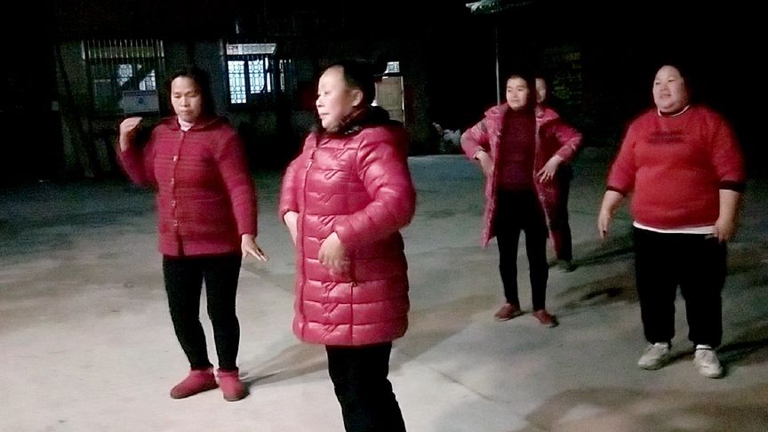 农村妇女晚晚跳舞闹新春