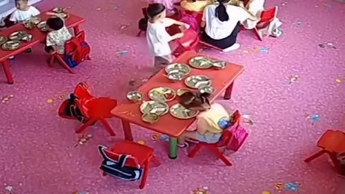 幼师蹲着喂小朋友吃饭,男孩默默搬来凳子放其身后,真暖