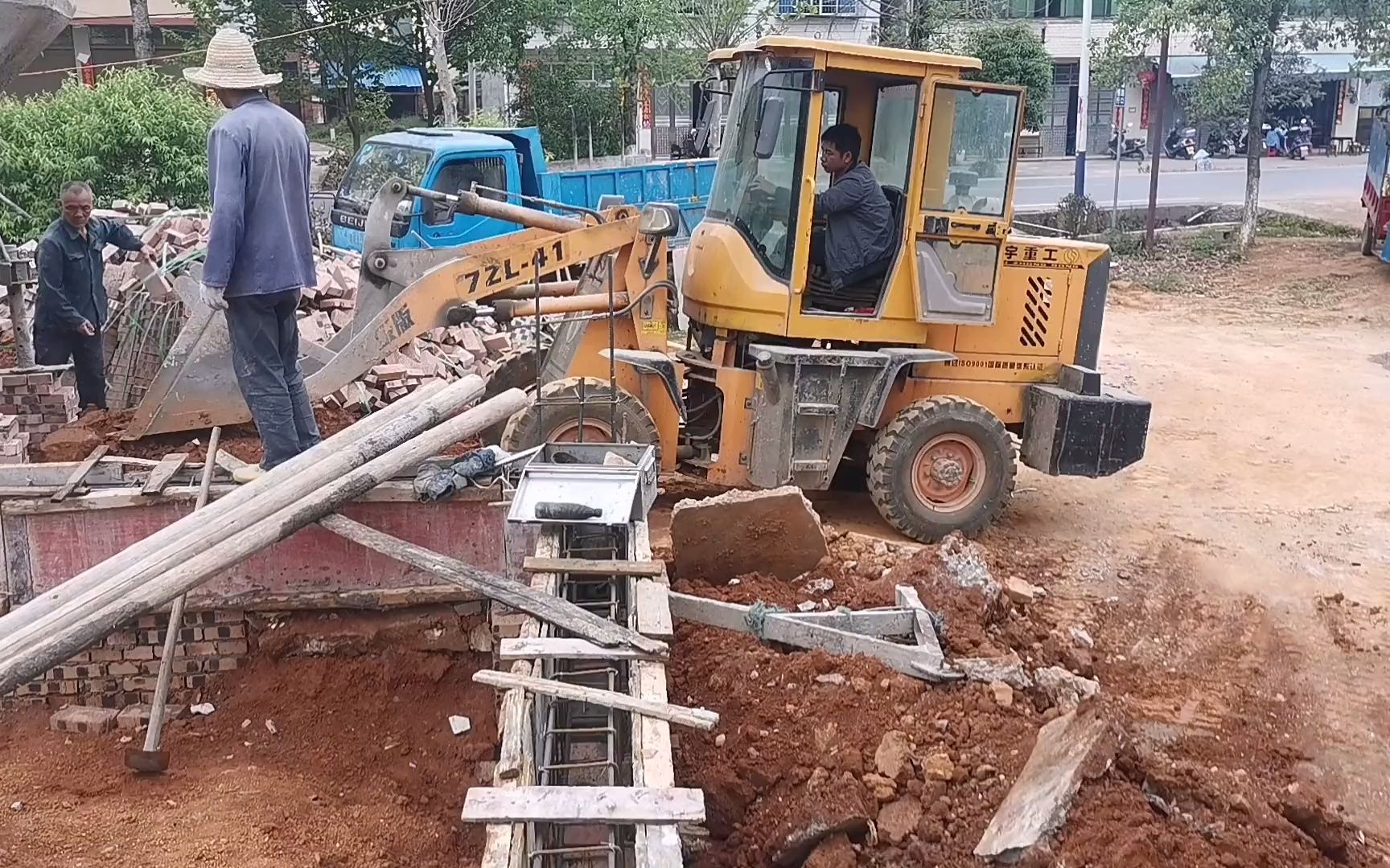 农村建房这样打基础,看着都怕干了一天晚上还得开夜工,我太难了