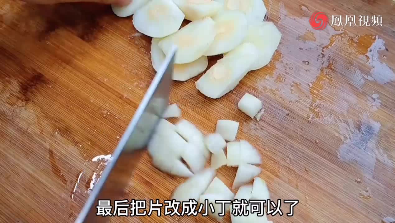 秋冬季节多做些冰糖雪梨吃,止咳化痰作用大,用料讲究味道好