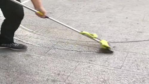 大哥用家里的拖把,在地上画起了太极图,高手在民间!