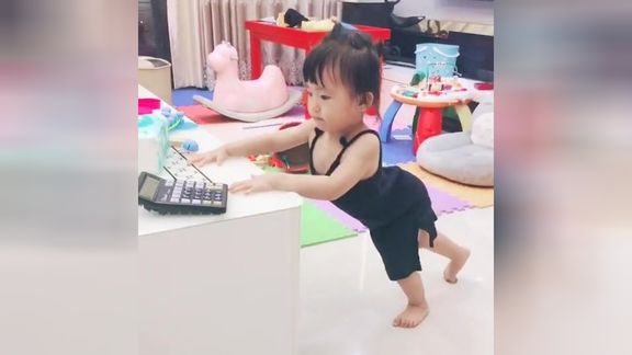 看看我家的小小舞蹈家:拿起计算器开音乐,跳起了舞
