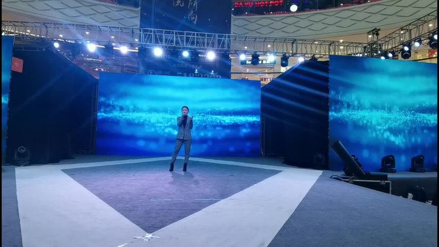 #演出现场 #舞台无处不在 #新年快乐 #歌曲