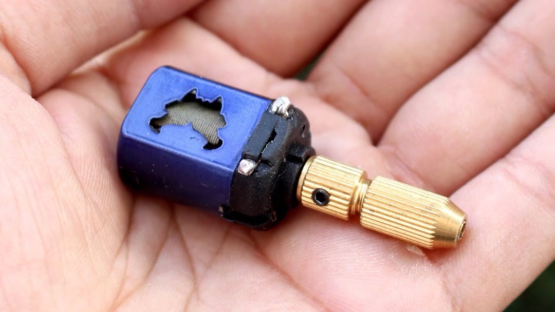 废旧电池不要扔,牛人教你这样做,制作超级强大的微型电钻。