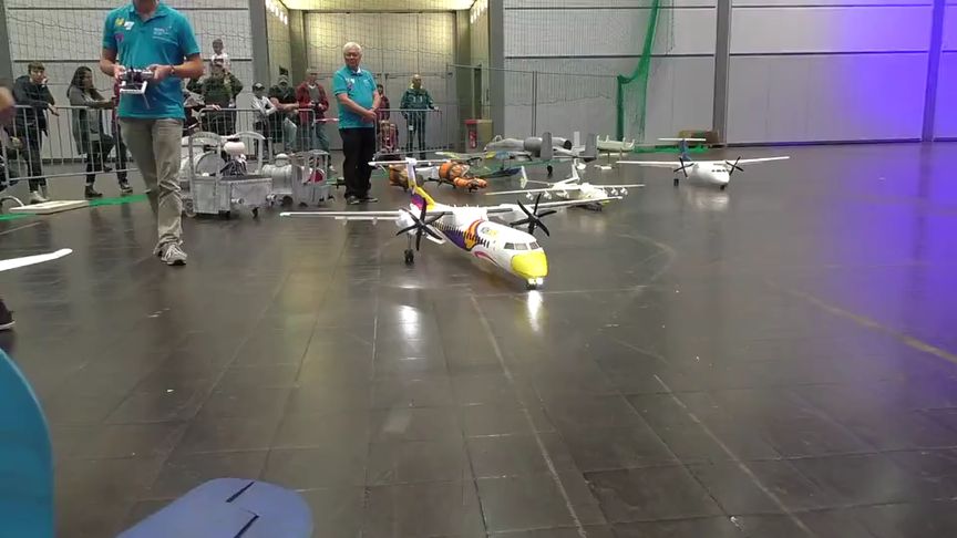 这么大的客机航模在室内飞行表演,速度那么慢,也能飞得起来!