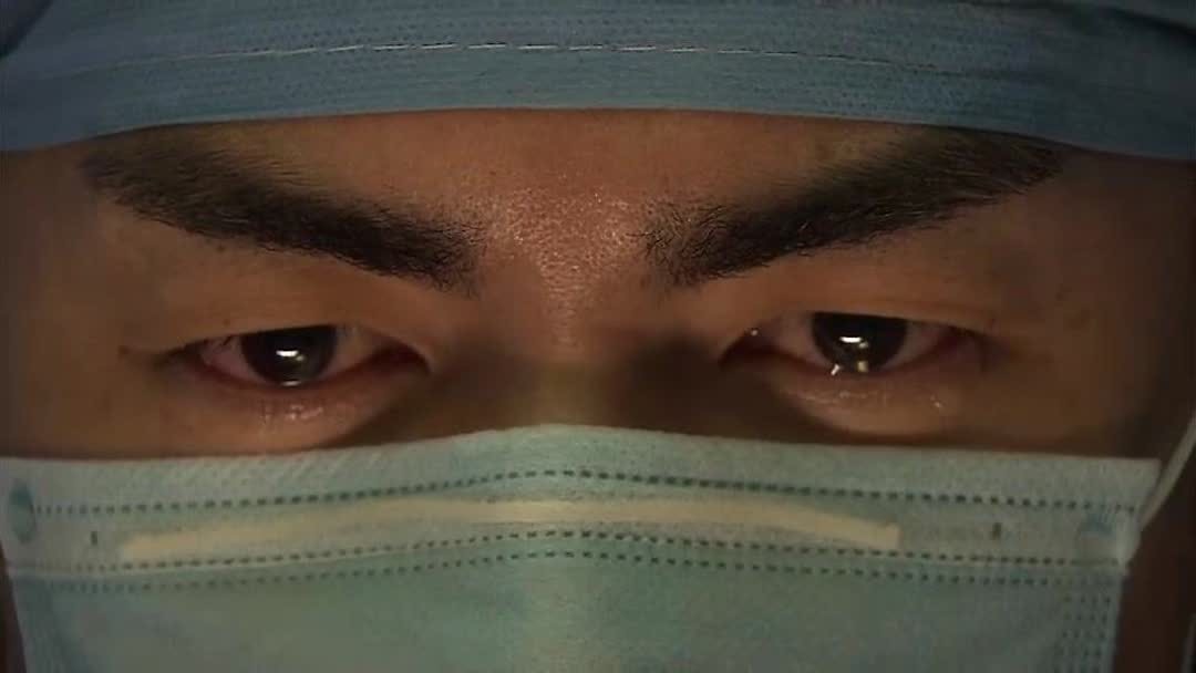 主刀大夫做手术竟然做哭了,吓坏手术台的众人,差点出医疗事故