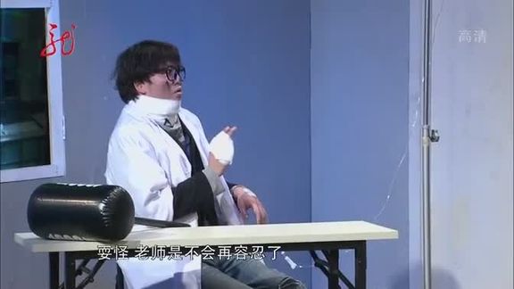 爱笑经典之科学小发现:张一鸣带伤上课,手拿大锤收作业!
