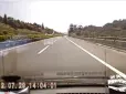【电瓶车的逆袭】高速公路隧道里行车道内逆行的电瓶车牛A有木有?...