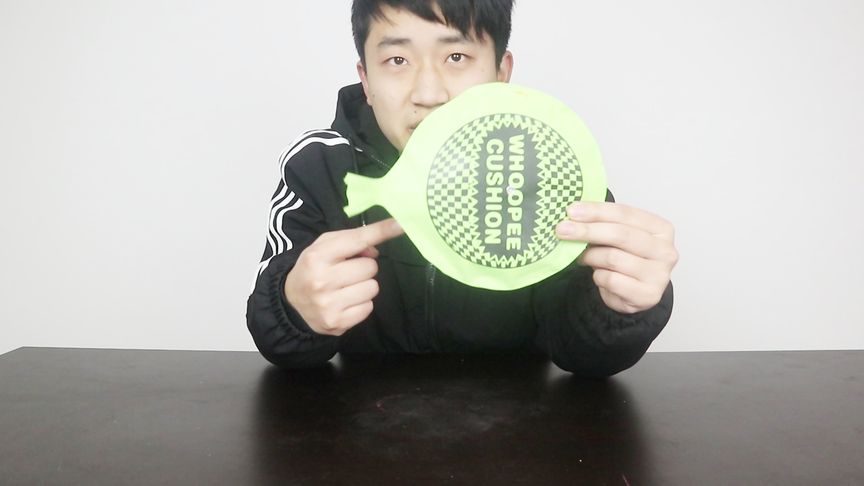 开箱试玩整人放屁垫,坐下去就会发出放屁声