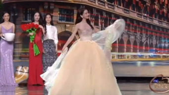 杨颖在台上,黄晓明在台下。微博之夜