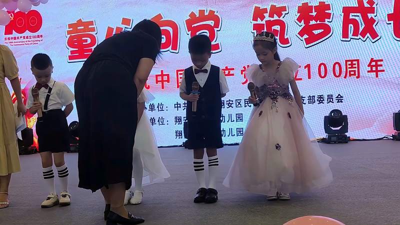 七月毕业季幼儿园毕业典礼小主持上台彩排,自信满满表现棒棒的