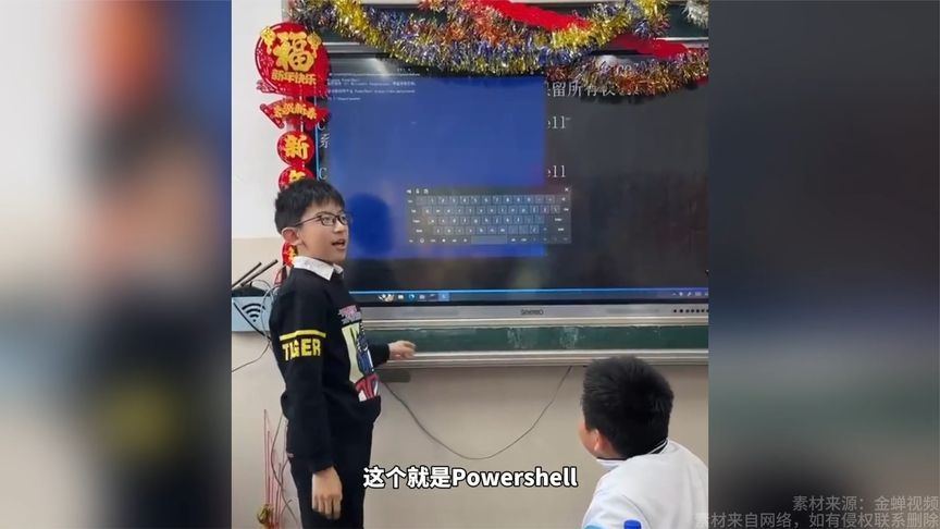 小学生刷视频自学编程,熟练敲入代码给教室电脑重装系统