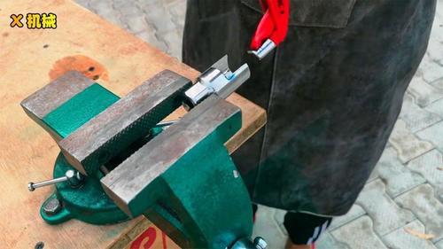 套筒上切割两个口,装在电钻上太好用了,很多人都不知道!