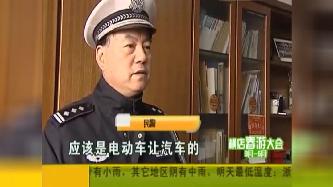 电动车闯红灯,被轿车撞飞好几米